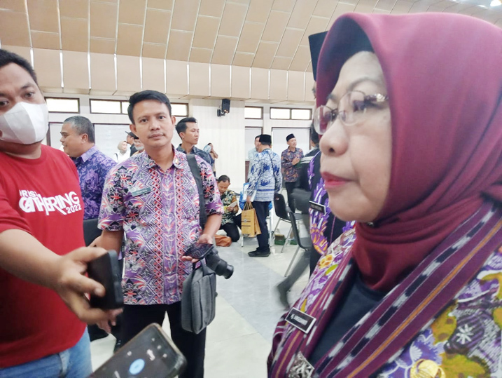 Arie Untung dan Istri Jadi Host - radarbanten.co.id
